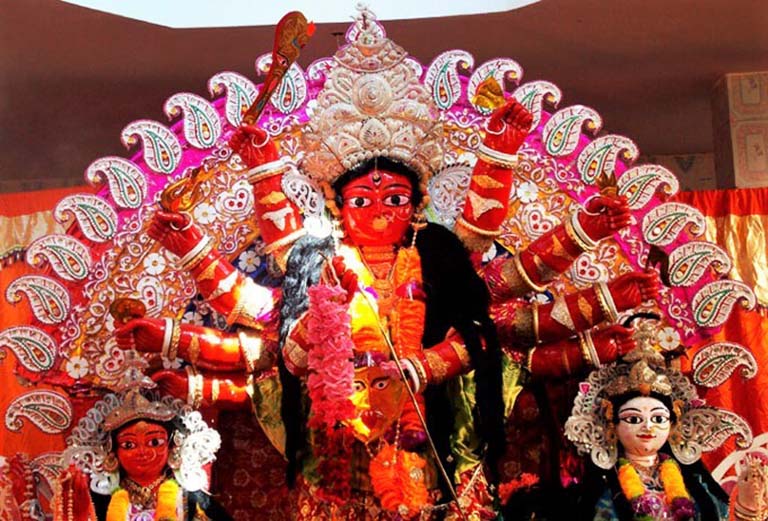 দুই বাংলার লাল রঙের দুর্গা পুজো : তপন মল্লিক চৌধুরী