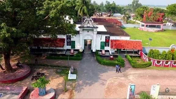 পতিসর-এ রবীন্দ্র কাছারি বাড়ির আঙিনায় : আয়েশা ছিদ্দিকা শীধু