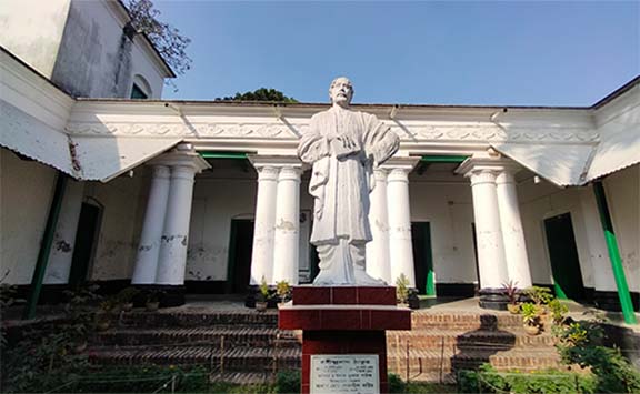 পতিসর-এ রবীন্দ্র কাছারি বাড়ির আঙিনায় : আয়েশা ছিদ্দিকা শীধু