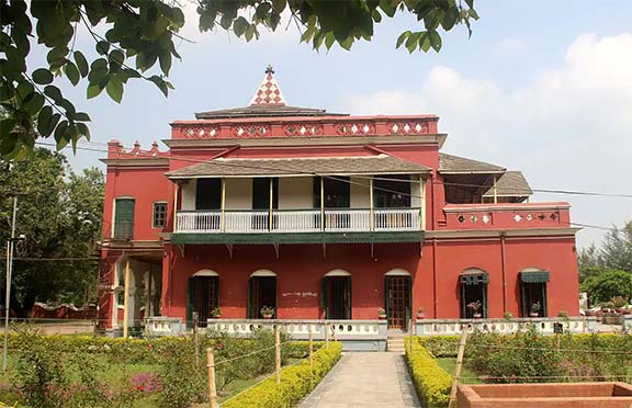 পতিসর-এ রবীন্দ্র কাছারি বাড়ির আঙিনায় : আয়েশা ছিদ্দিকা শীধু
