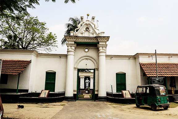 পতিসর-এ রবীন্দ্র কাছারি বাড়ির আঙিনায় : আয়েশা ছিদ্দিকা শীধু